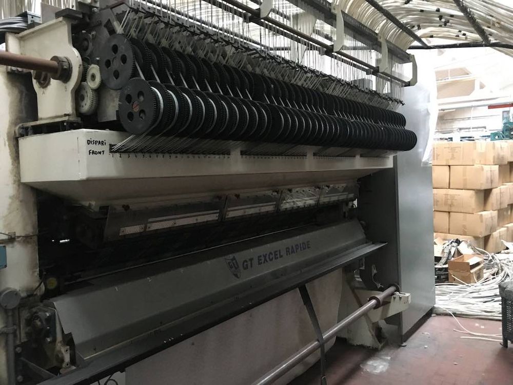 Cobble tufting machine