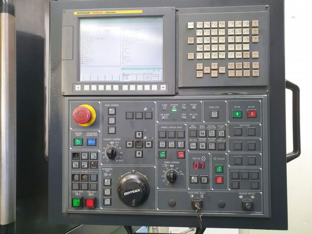 Doosan Fanuc i Series CNC 2000 RPM V550