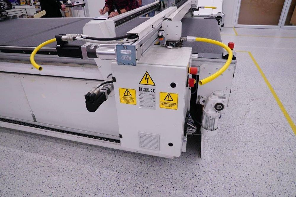 Bullmer Cutting machine