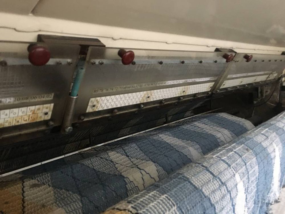 Cobble tufting machine