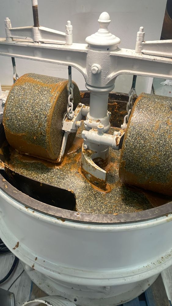 Melanger stone for chocolate