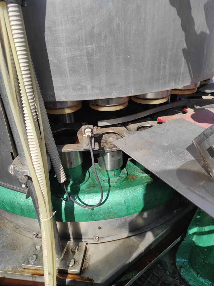 Comaco AGM 6 SEAMER WITH NON-MOTORIZED PLATE AND 24- VALVE VACUUM ...