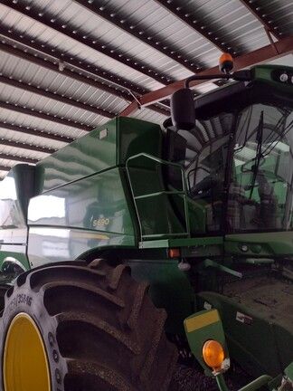 John Deere S690 Combine