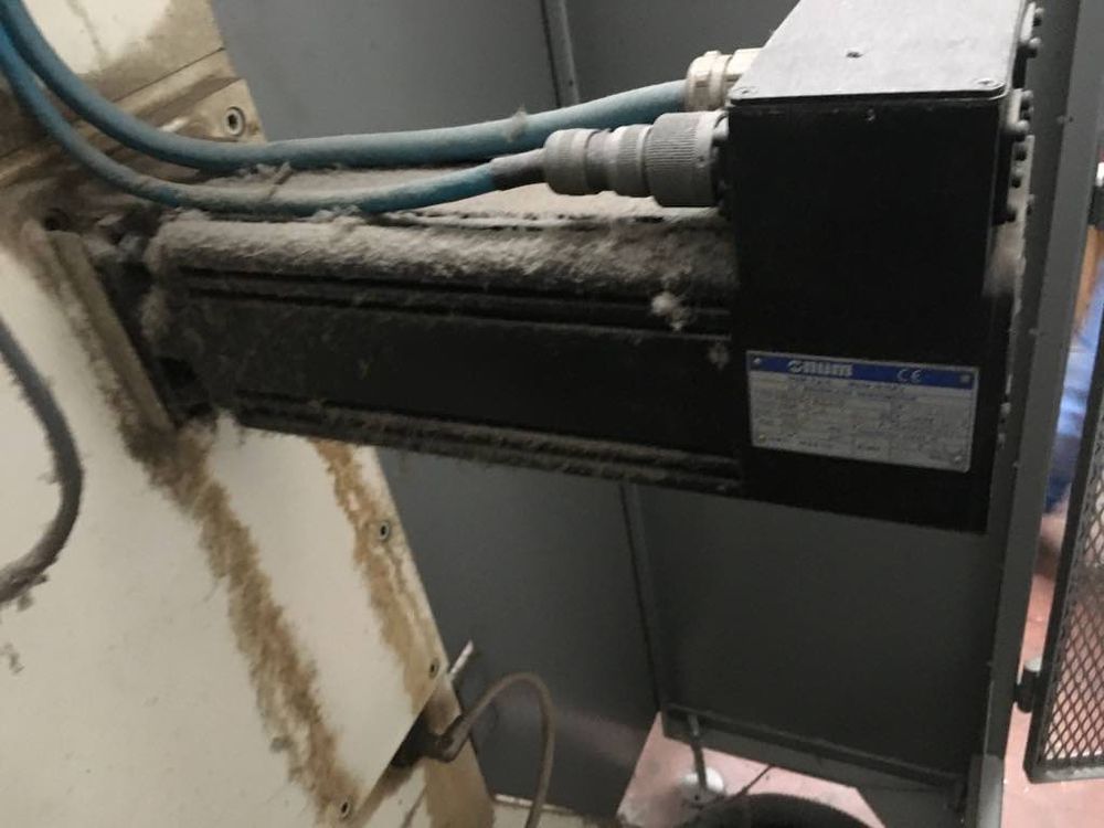 Cobble tufting machine