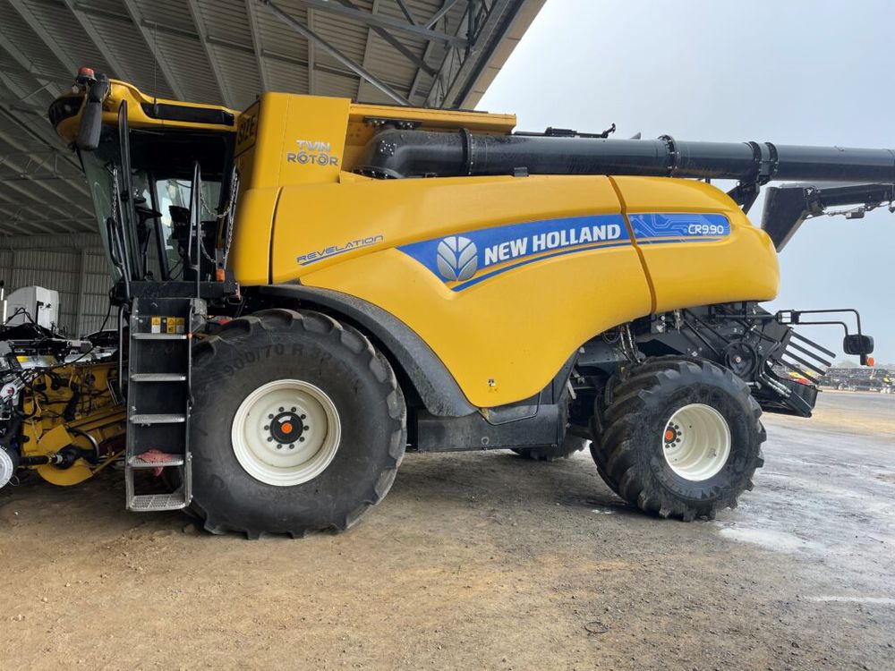 New Holland CR 9.90 Combine