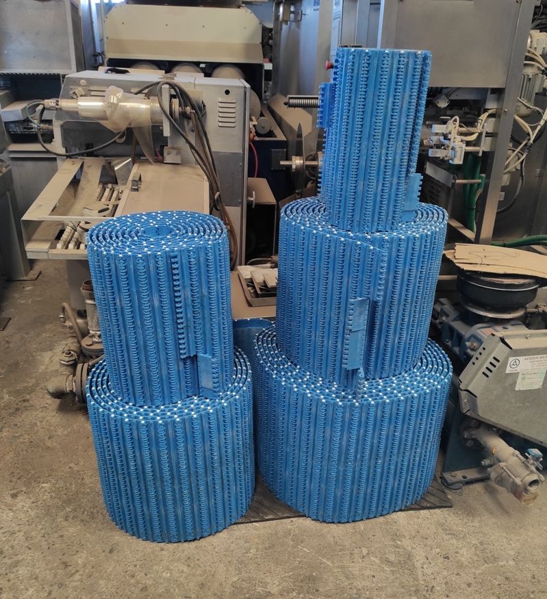 Conveyor belt with drip tray