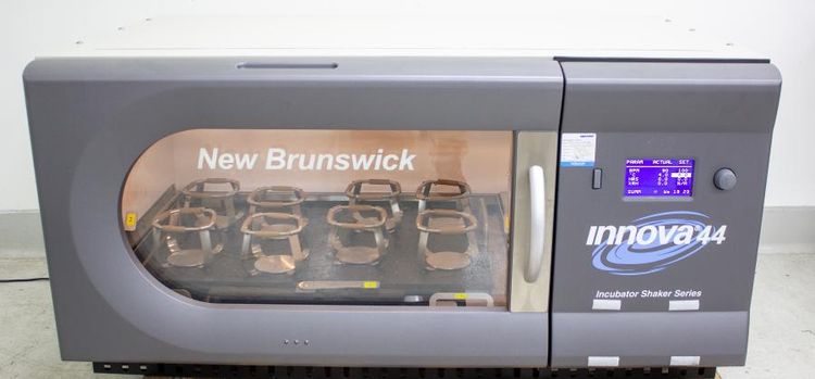 New Brunswick M1282-0006 Innova 44R Stackable Refrigerated Incubator Shaker
