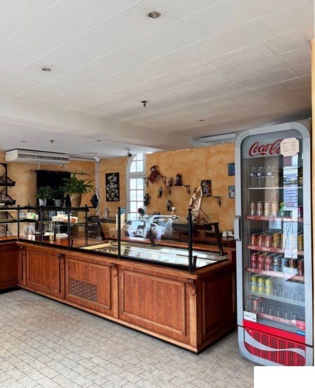 Complete bakery showcase