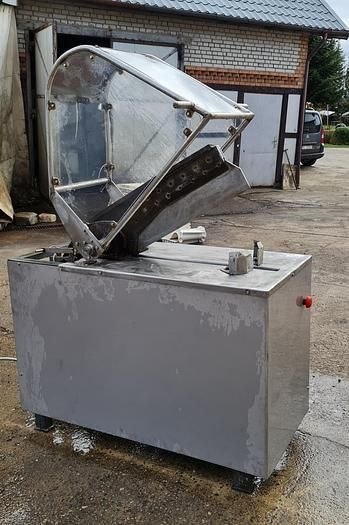 Guillotine for fishing heads