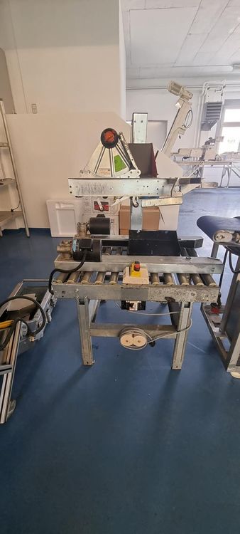 Soco Systems Carton closing machine