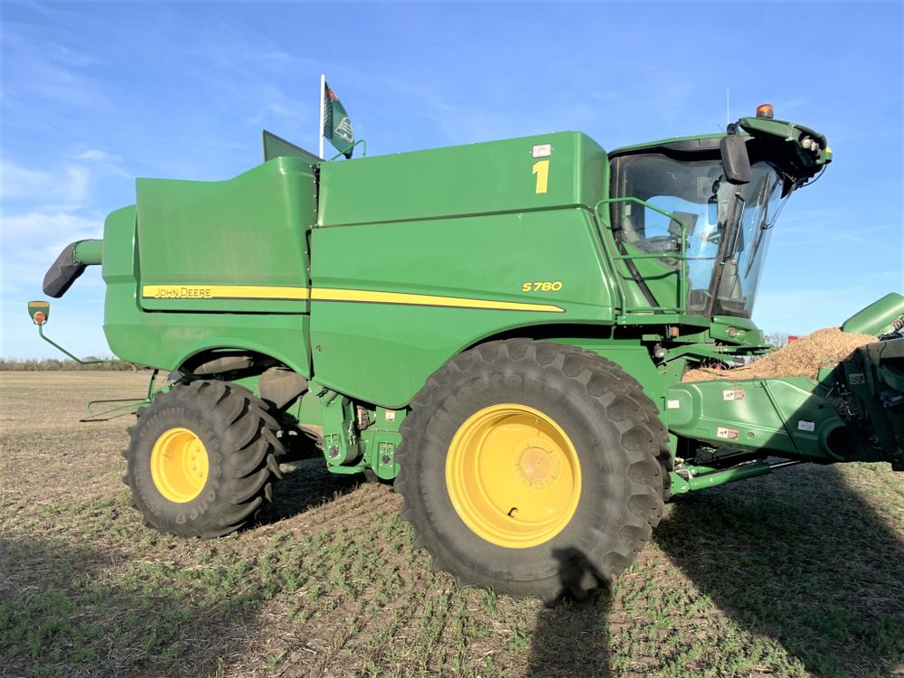 John Deere S780 Combine