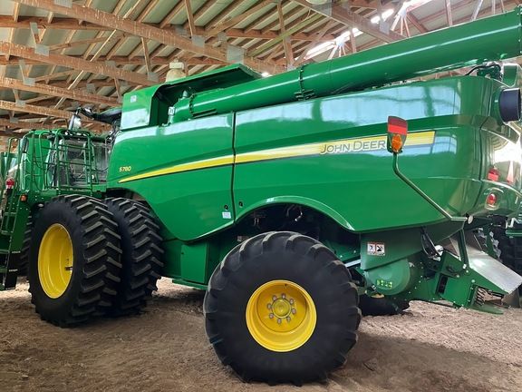 John Deere S780 Combine