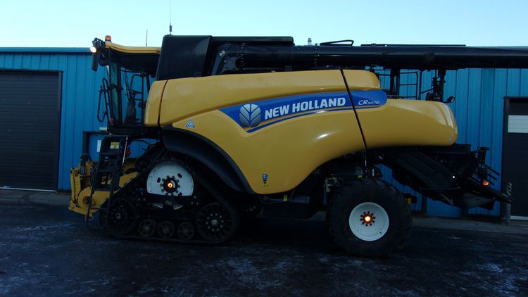 New Holland CR9070 Combine