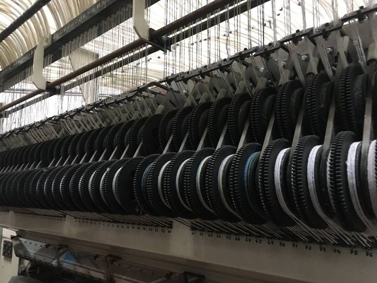 Cobble tufting machine