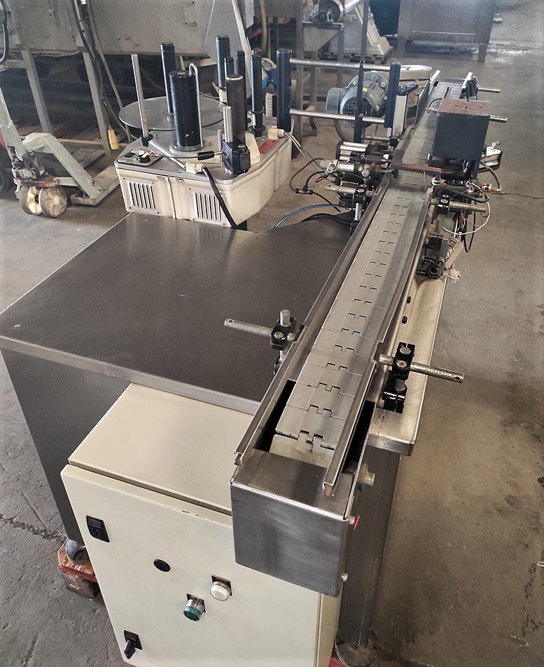 ONE-HEAD AUTOMATIC SELF-ADHESIVE LABELLING MACHINE WITH CLAMP