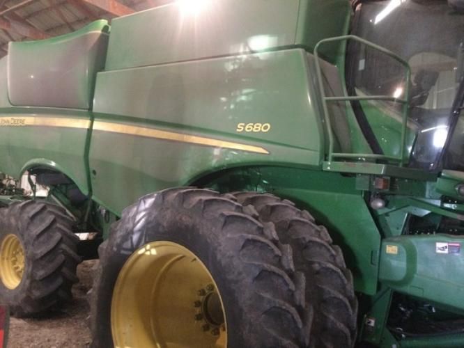 John Deere S680 Combine