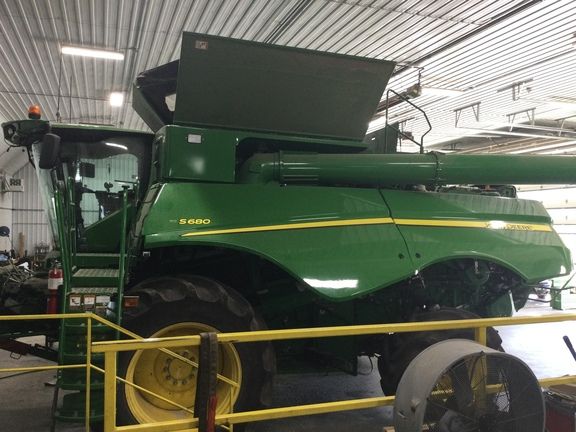 John Deere S680 Combine