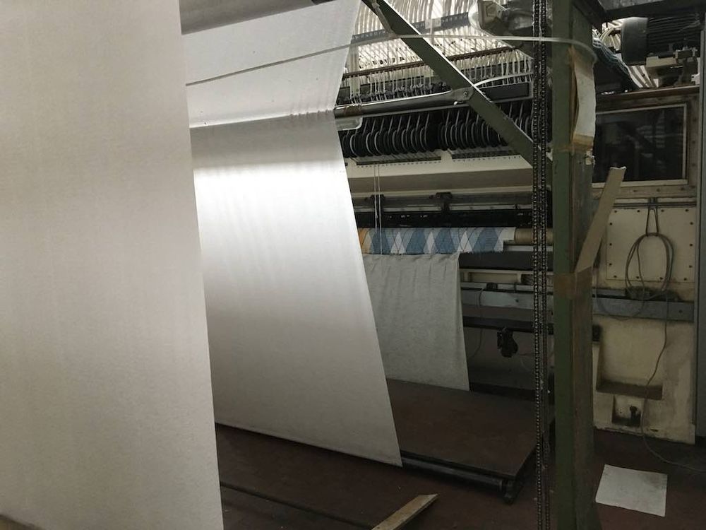 Cobble tufting machine